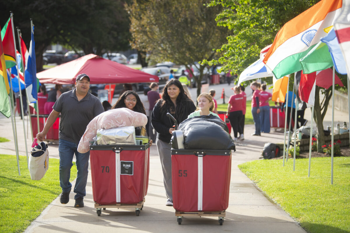 Photo Essay: Move-in day 2025 | ClarkU News
